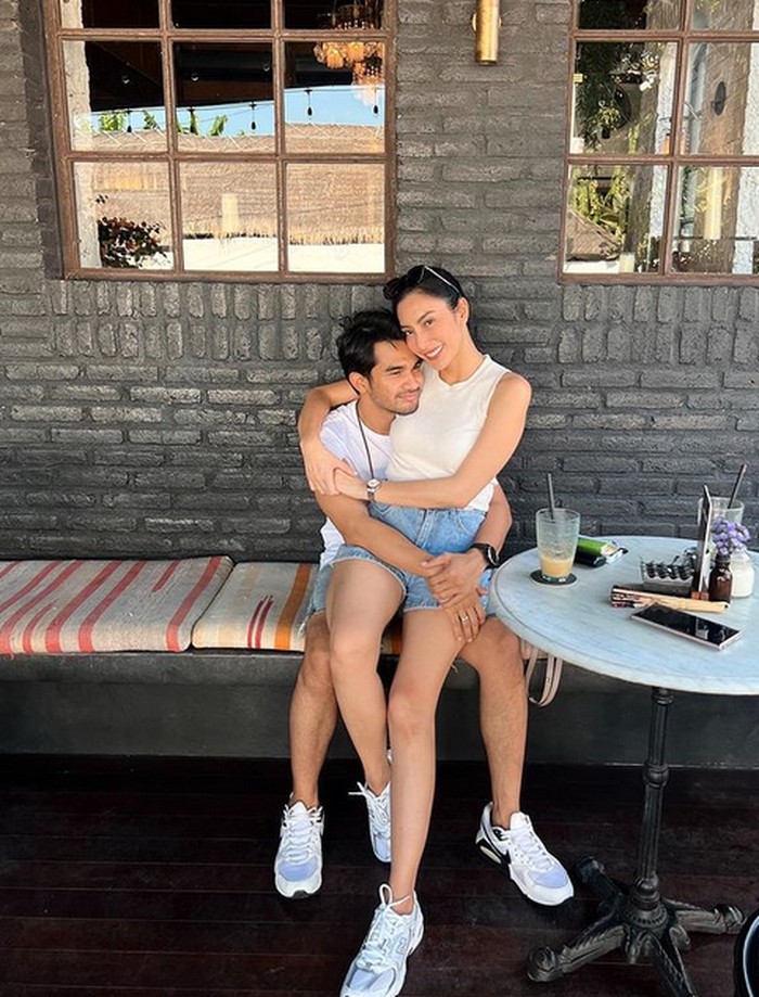 Keseruan Tyas Mirasih dan Suami Saat Makan dan Nongkrong di Kafe