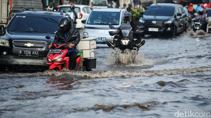 Potret Pengendara Nekat Terobos Banjir di Bekasi Potret Pengendara Nekat Terobos Banjir di Bekasi