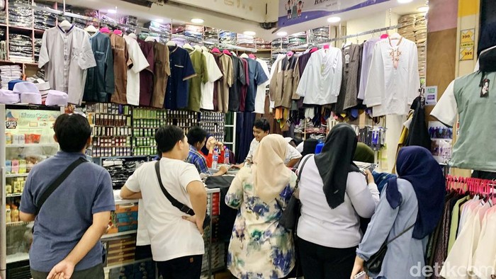 Warga Ramai-ramai Berburu Baju Lebaran di Pusat Grosir Cililitan