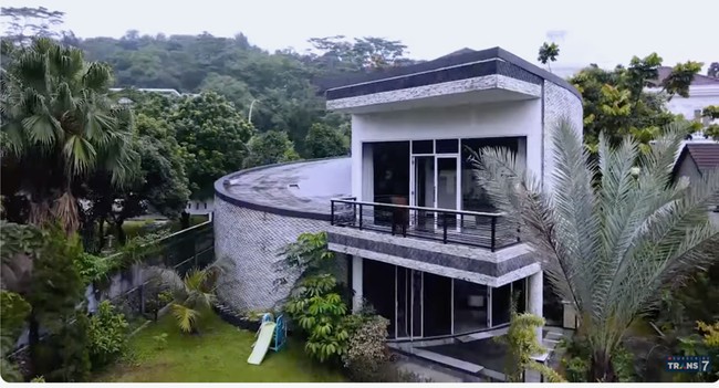 8 Potret Rumah Unik Dokter Boyke, Bentuknya Terinspirasi Keong