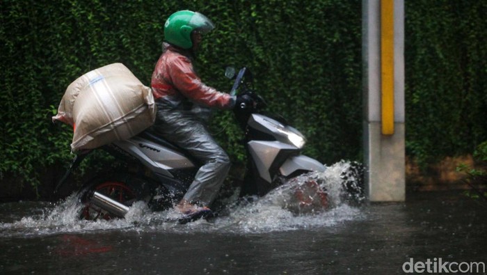 Jalan Kemang Raya Tergenang Sore Ini