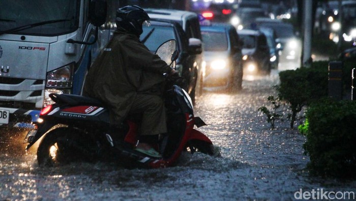 Jalan Kemang Raya Tergenang Sore Ini