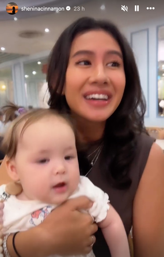 8 Foto Angga Yunanda & Shenina Momong Bayi Bule Jennifer Coppen, Bikin Gemas