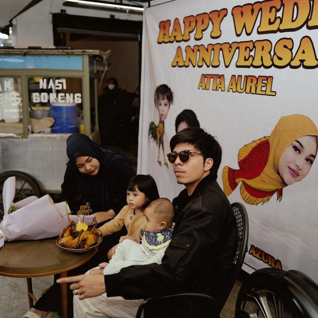 7 Foto Anniversary ke 3 Atta-Aurel Bertema Pecel Lele, Bunganya Dari Lalapan