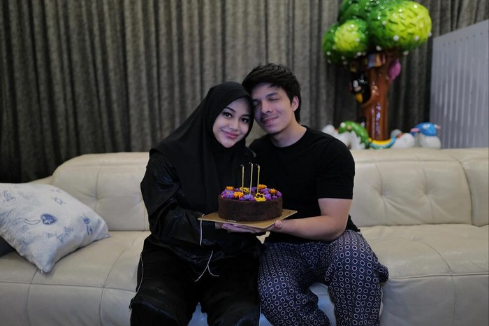 So Sweet! Aurel Hermansyah dan Atta Halilintar Dinner ala Warung Tenda