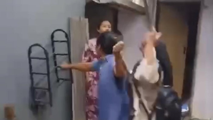 Segini Utang Emak-emak Gresik yang Emosi Lempar Mangkuk Saat Ditagih