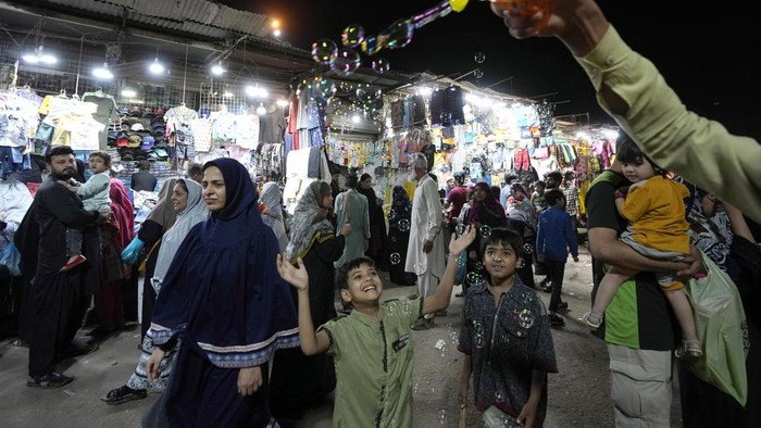Warga Pakistan Serbu Pasar untuk Belanja Kebutuhan Lebaran
