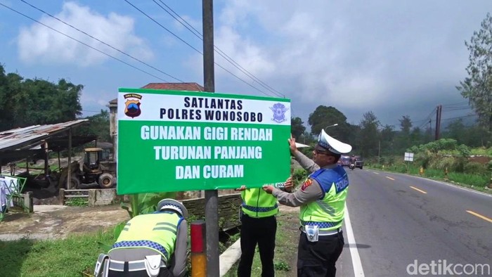 Waspada! Ada Jalan Menurun Sepanjang 10 Km di Jalur Kertek Wonosobo Waspada! Ada Jalan Menurun Sepanjang 10 Km di Jalur Kertek Wonosobo