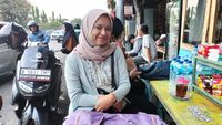 Kehabisan Tiket Bus di Pulo Gebang, Pemudik Ini Beralih Ke Terminal ...