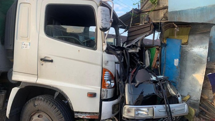 Tabrakan Beruntun di Turunan Kertek Wonosobo, 3 Orang Dilarikan ke RS Tabrakan Beruntun di Turunan Kertek Wonosobo, 3 Orang Dilarikan ke RS