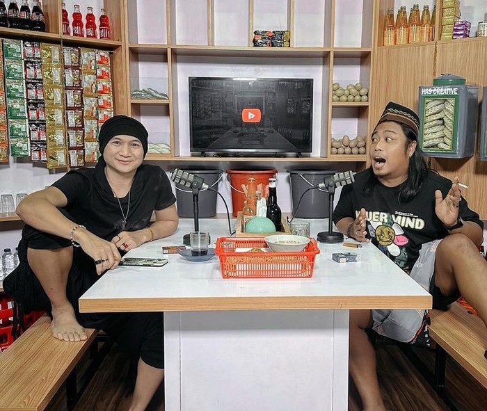 Potret Anji Manji Santai di Hutan Sambil Asyik BBQan