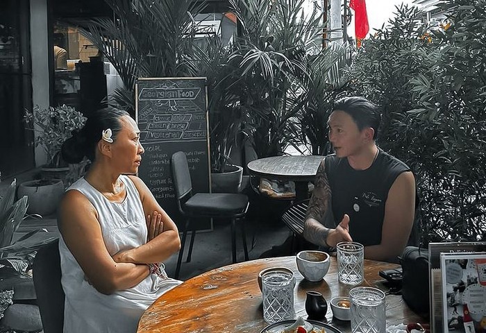 Potret Anji Manji Santai di Hutan Sambil Asyik BBQan