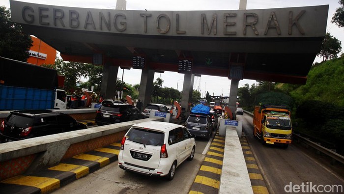 Exit Tol Merak Macet, Pengendara Pilih Keluar Mobil