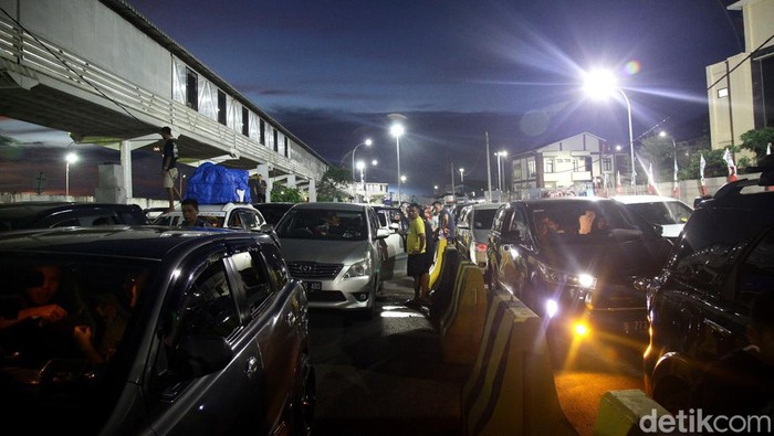 Kala Senja Jadi Saksi Bisu Kepadatan Pemudik di Merak
