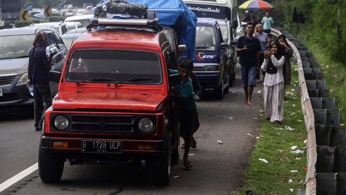 Terjebak di Tol Merak Km 94, 2 Km Ditempuh 7,5 Jam