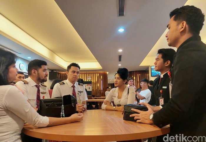 Foto: Intip Persiapan Pramugari dan Pilot Batik Air Sebelum Terbang