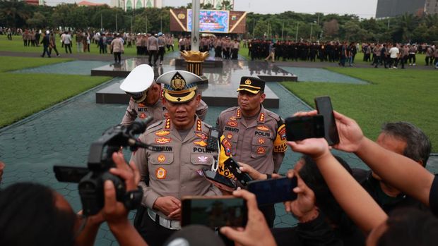Apel Siaga Malam Lebaran, Dirlantas Polda Jatim: Kecelakaan Turun 45% Apel Siaga Malam Lebaran, Dirlantas Polda Jatim: Kecelakaan Turun 45%