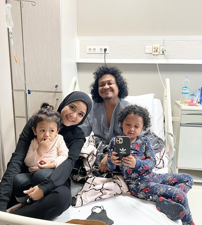 8 Potret Harmonis Komika Babe Cabita & Istri, Kini Tinggal Kenangan 8 Potret Harmonis Komika Babe Cabita & Istri, Kini Tinggal Kenangan