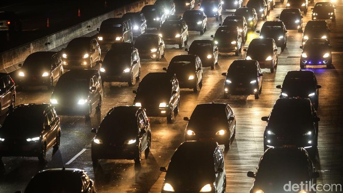 Penampakan Macet di Tol Japek Arah Jakarta, Contraflow Diberlakukan