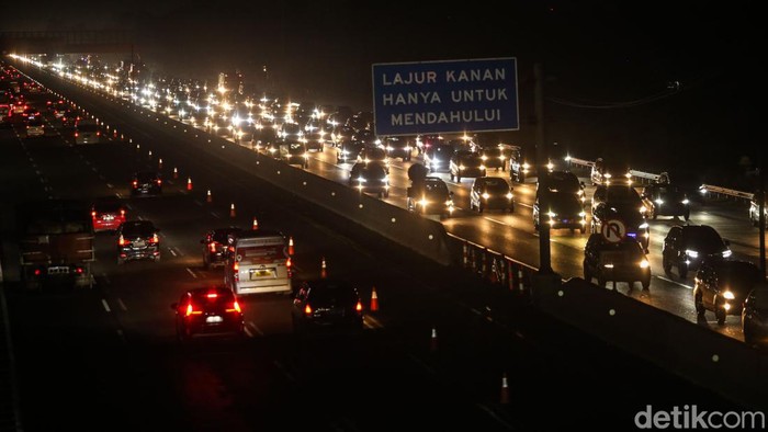 Penampakan Macet di Tol Japek Arah Jakarta, Contraflow Diberlakukan