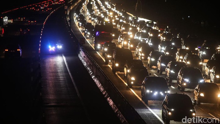 Penampakan Macet di Tol Japek Arah Jakarta, Contraflow Diberlakukan