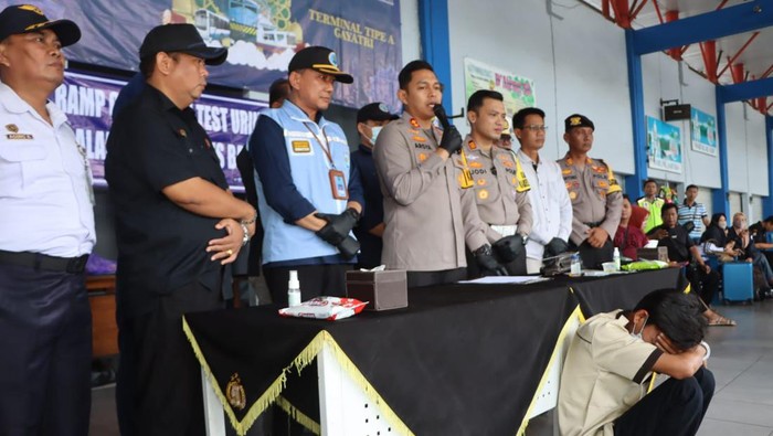 Sopir Bus Blitar-Lampung Positif Sabu Juga Bawa Ganja Sopir Bus Blitar-Lampung Positif Sabu Juga Bawa Ganja