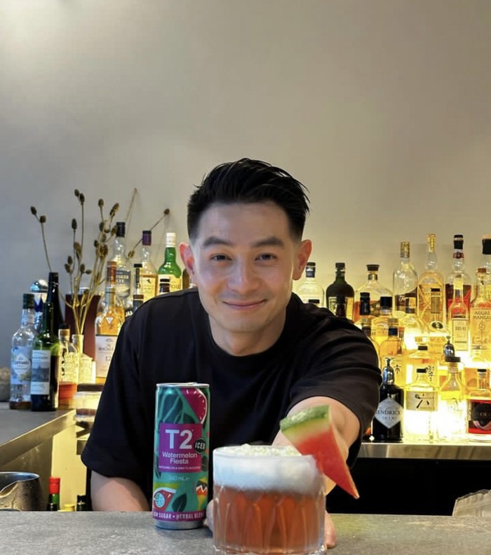 Gaya Chef Reynold Poernomo saat Ngopi dan Jajan Burger