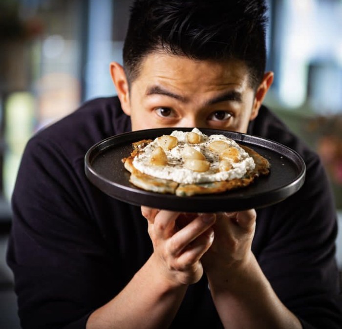 Gaya Chef Reynold Poernomo saat Ngopi dan Jajan Burger