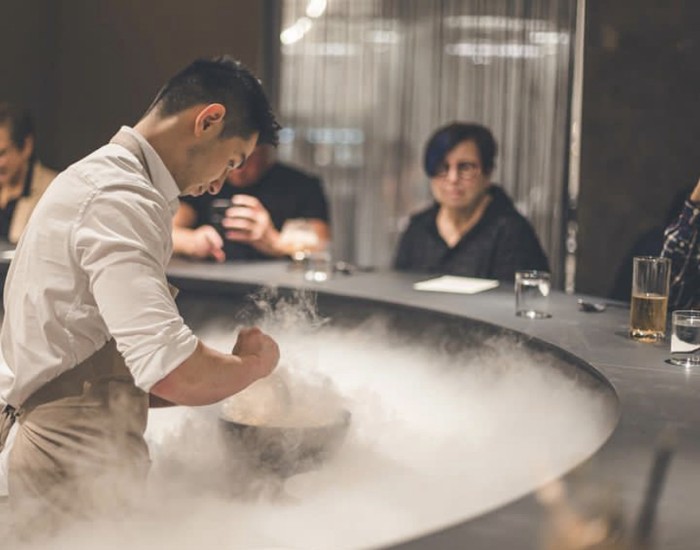 Gaya Chef Reynold Poernomo saat Ngopi dan Jajan Burger