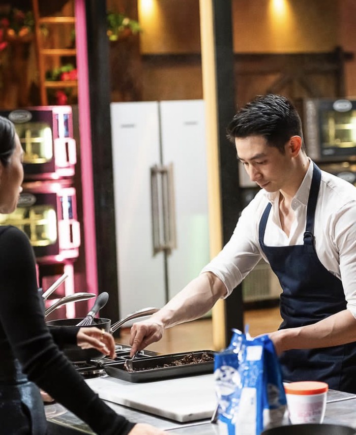 Gaya Chef Reynold Poernomo saat Ngopi dan Jajan Burger