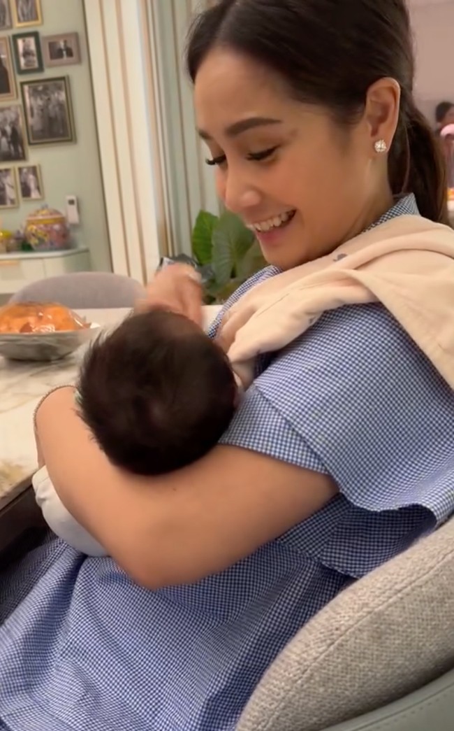 7 Foto Nagita Momong Baby Lily yang Diduga Diadopsi Keluarga Raffi Ahmad