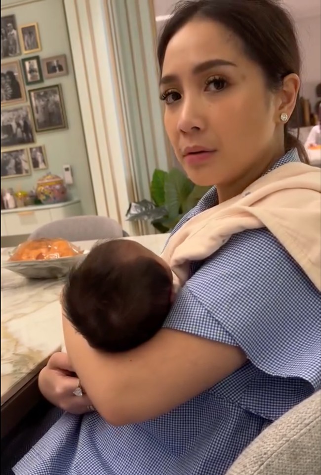 7 Foto Nagita Momong Baby Lily yang Diduga Diadopsi Keluarga Raffi Ahmad