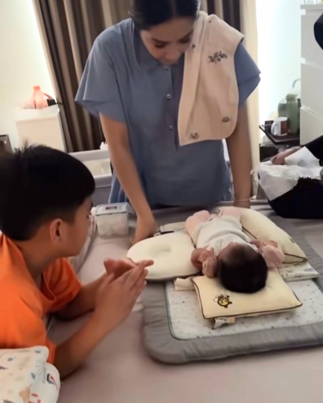 7 Foto Nagita Momong Baby Lily yang Diduga Diadopsi Keluarga Raffi Ahmad