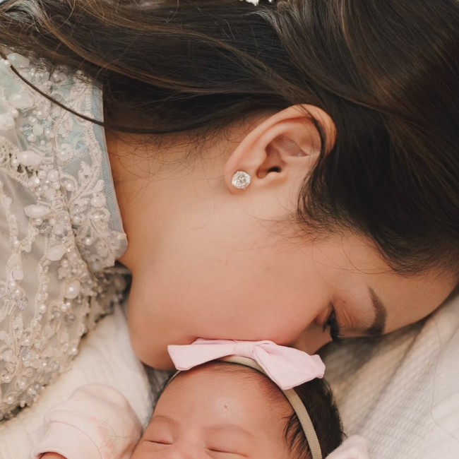 7 Foto Nagita Momong Baby Lily yang Diduga Diadopsi Keluarga Raffi Ahmad