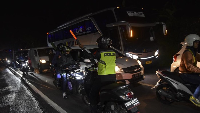 Arus Balik di Jalur Selatan Padat Merayap pada Minggu Malam Arus Balik di Jalur Selatan Padat Merayap pada Minggu Malam