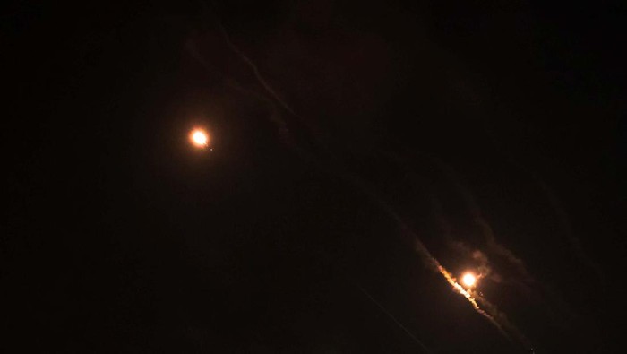 Potret Iran Hujani Israel dengan Rudal