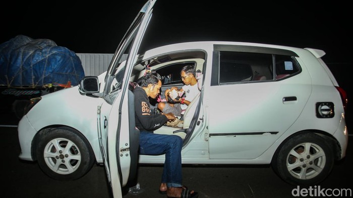 Potret Pemudik Istirahat di Bahu Tol Imbas Macet-Rest Area Penuh