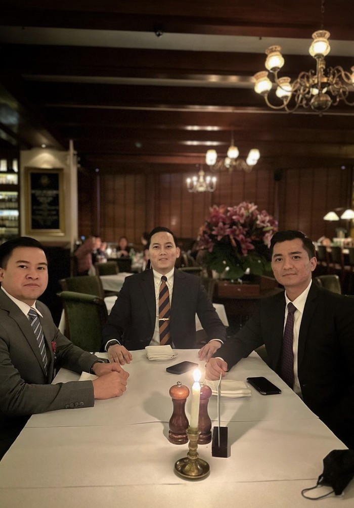 Potret Rizky Irmansyah Saat Makan Bareng Prabowo hingga Cicip BBQ