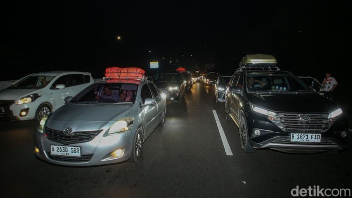 Puncak Arus Balik, Kendaraan Mengular Kian Padat di GT Cikatama Puncak Arus Balik, Kendaraan Mengular Kian Padat di GT Cikatama