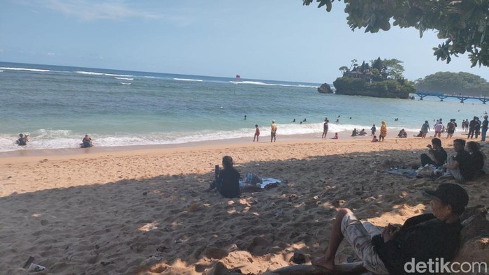 Libur Lebaran Ribuan Wisatawan Padati Pantai Balekambang Malang