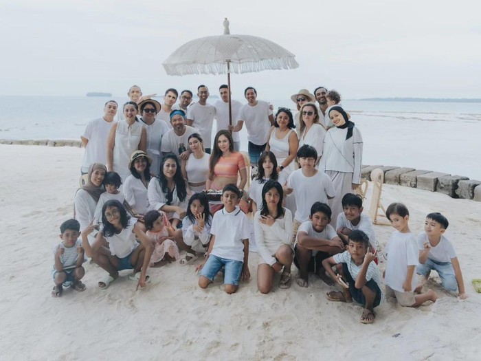 10 Potret Wulan Guritno Rayakan Ultah ke-43 Bareng Keluarga