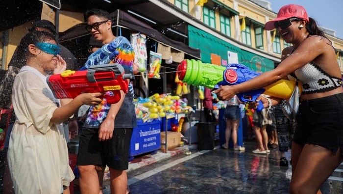 Kemeriahan Perang Air untuk Sambut Tahun Baru Thailand