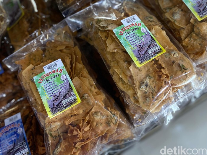 Keripik Jengkol hingga Rendang Paru Jadi Rekomendasi Oleh-oleh Padang