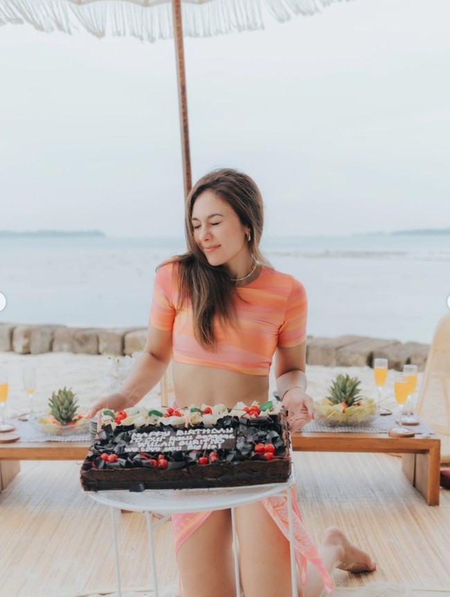 7 Potret Ultah Wulan Guritno di Tepi Pantai, Tampil Bak ABG Pamer Perut Rata