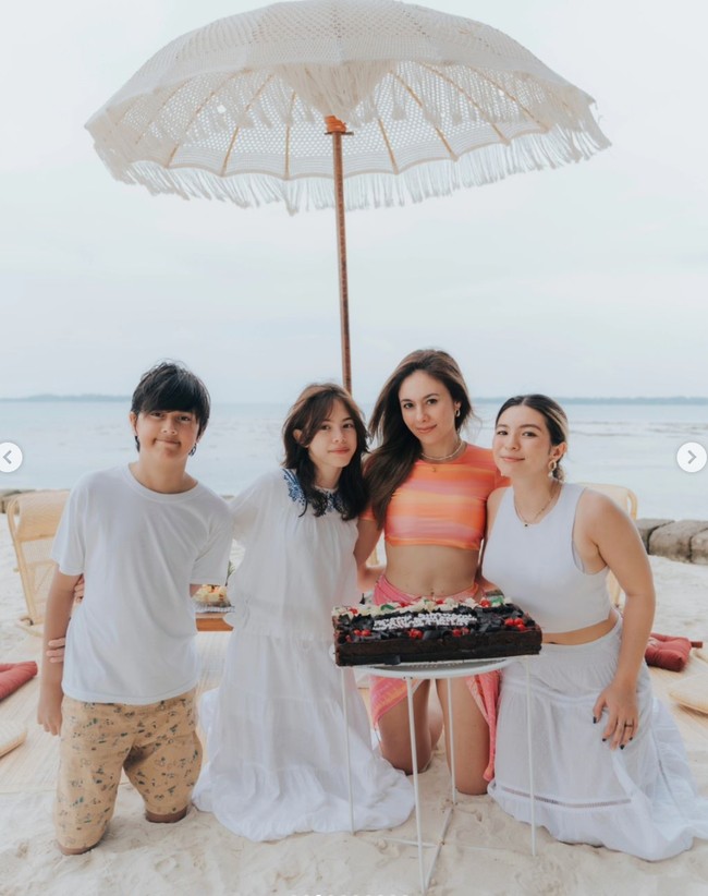 7 Potret Ultah Wulan Guritno di Tepi Pantai, Tampil Bak ABG Pamer Perut Rata