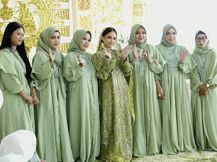 Momen Pengajian-Siraman Putri DA Jelang Dinikahi Anak Pengusaha Batu Bara