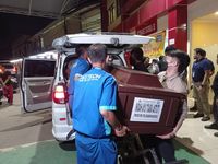 Tangis Keluarga Pecah saat Jemput Jasad Korban Kebakaran Mampang di RS ...