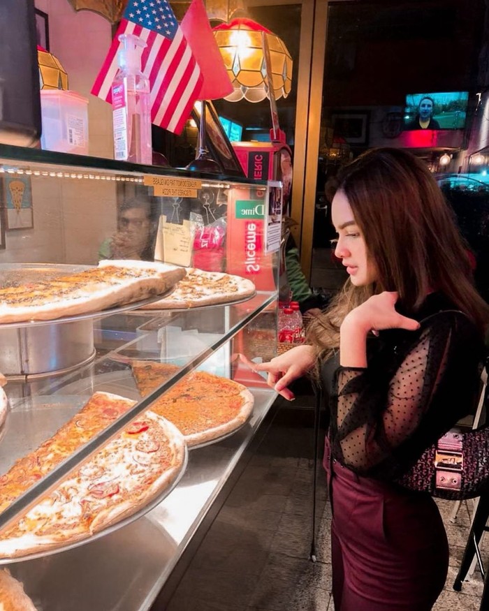 Pose Cantik Afnan Feby, Teman Dekat Rizky Irmansyah yang Hobi Makan Dessert