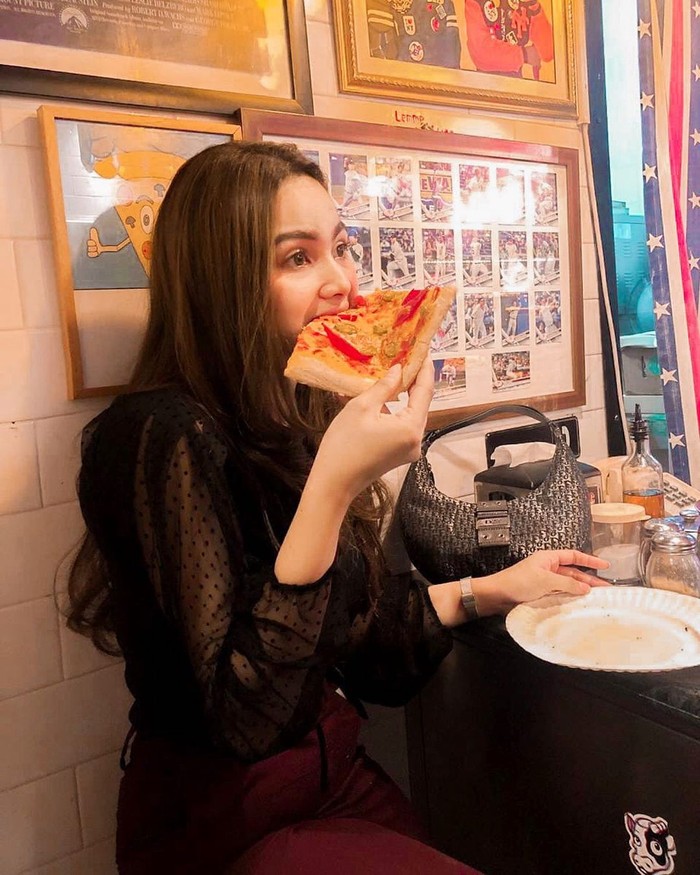 Pose Cantik Afnan Feby, Teman Dekat Rizky Irmansyah yang Hobi Makan Dessert