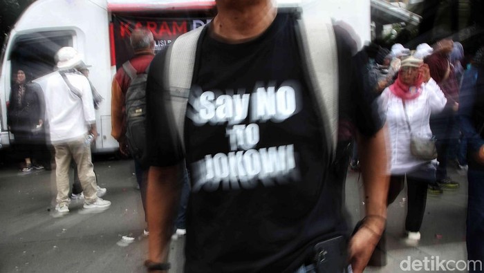 Massa Demo Masih Bertahan di Patung Kuda